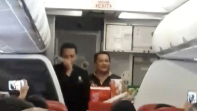 Video Viral Ameng Spring Hiburkan Pramugara Dan Penumpang Dalam Pesawat ...