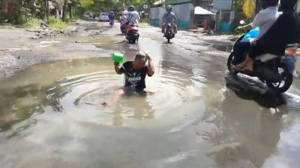 Giant Pothole Where Viral Man Fished And Took Baths Finally Gets Fixed ...