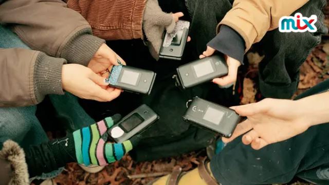 Teens Swap Smartphones for Flip Phones and See Positive Changes | MIX