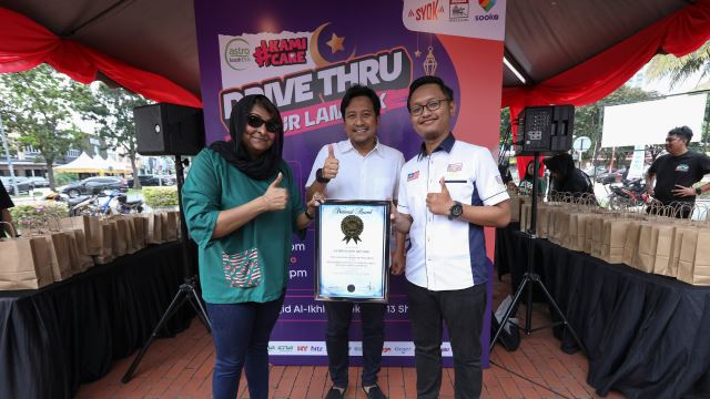 Astro Radio Terima Pengiktirafan Malaysia Book of Records Menerusi ‘Kami Care Drive Thru Bubur ...