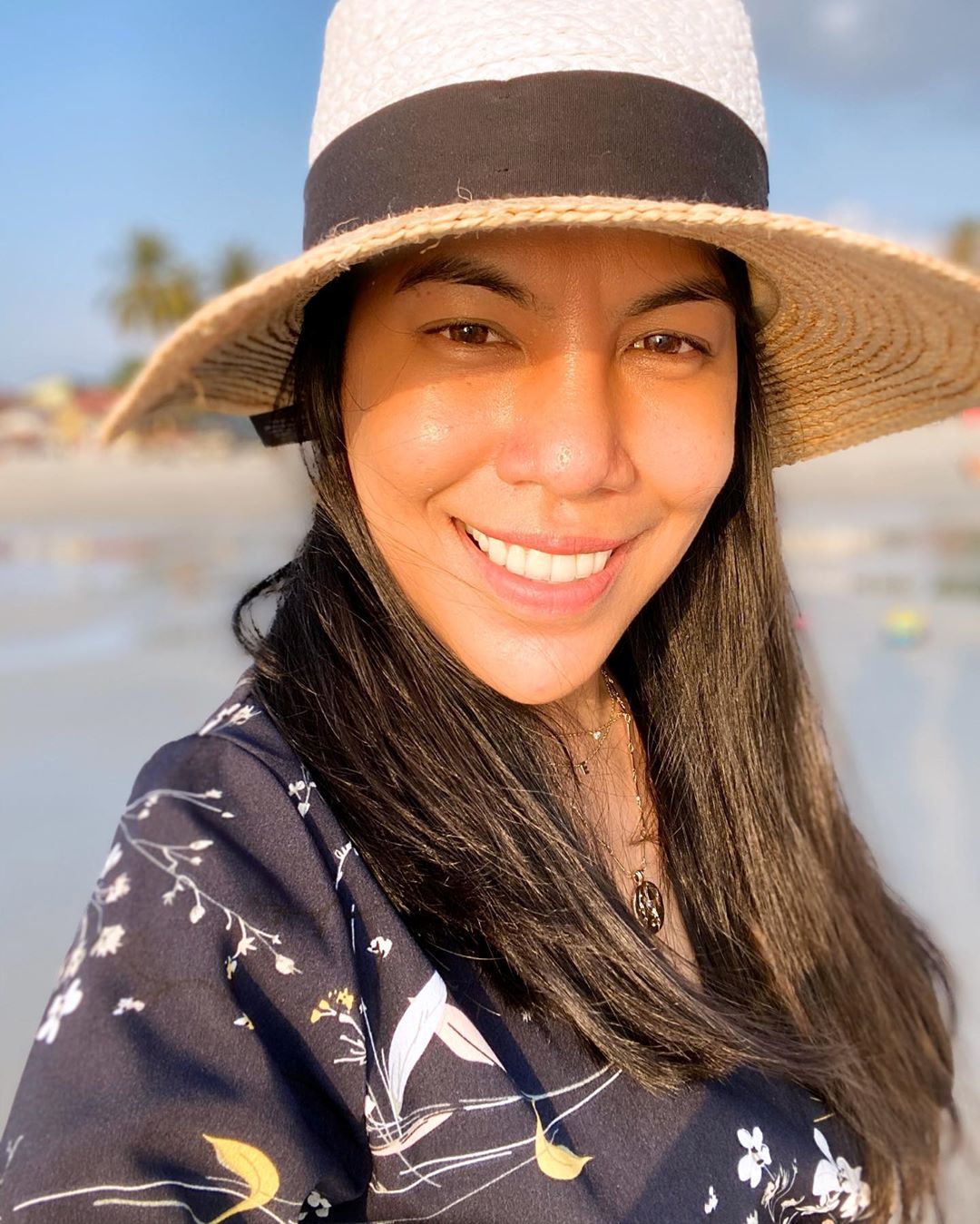 Aksi Betty Rahmad Memakai Kostum Dinasour Ke Pasar Raya Membuat Netizen ...